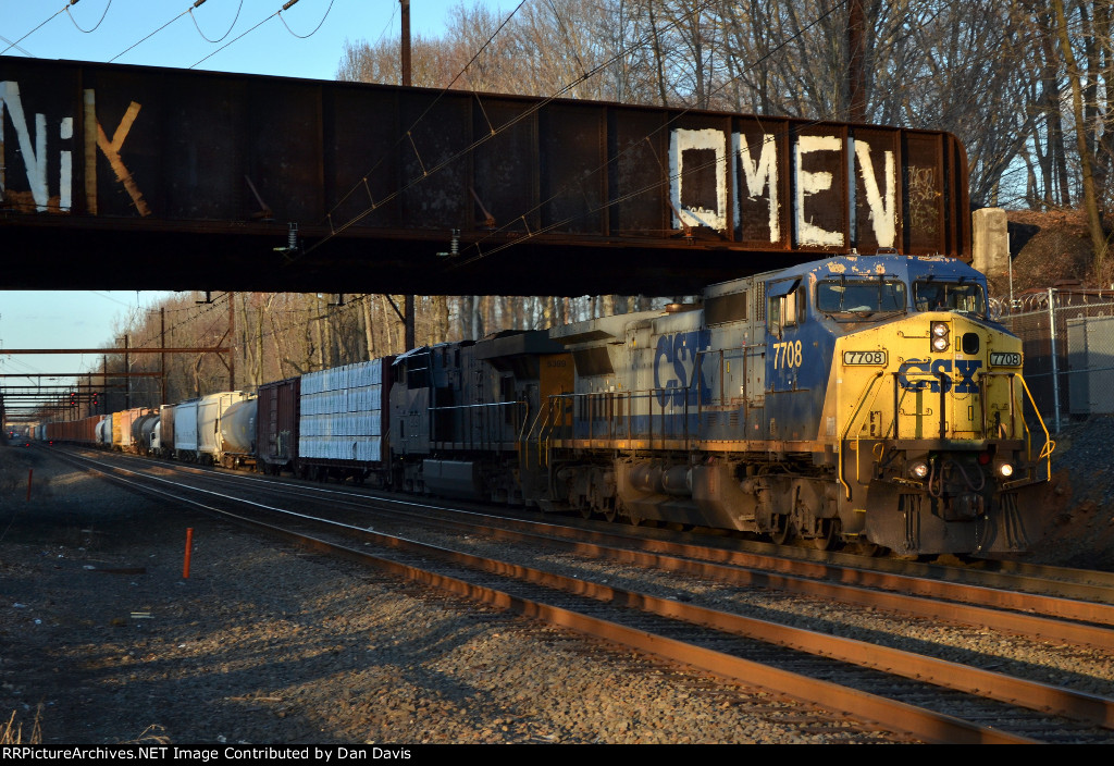 CSX C40-8W 7708 leads Q301-30